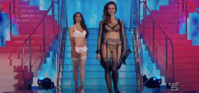 SFILATA INTIMO GIOVANI VS MATURE/ Ciao Darwin 7, Bonolis: "scollatura imbarzzante!"