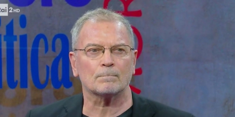 Franco Simone, chi è e perché è definito 'il poeta con la chitarra'/ L'omaggio a Mina: "Onorato ...