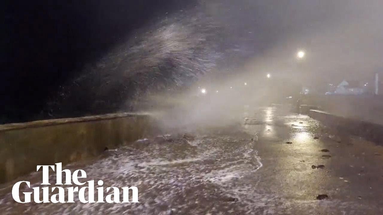 Tempesta Ciaran in Francia: 1,2 milioni di case senza corrente/ Video, venti fino a 170 km/h