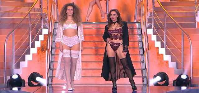 Sfilata in intimo Ciao Darwin 9, Angeli Vs Demoni/ Video: corna e trasparenze, Malena hot!