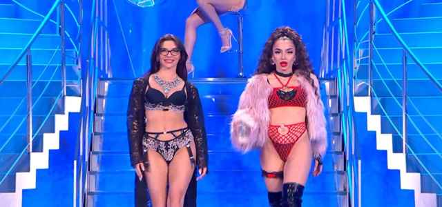 Sfilata in intimo Ciao Darwin 9, Melodici Vs Trapper/ Video: Marco Boscolo Nale fa impazzire il web