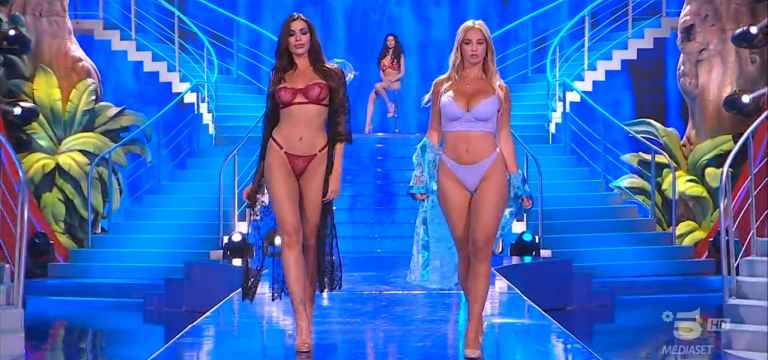 Sfilata in intimo Ciao Darwin 9, Lavoratori Vs Influencer/ Video: trasparenze hot, Marialaura De ...