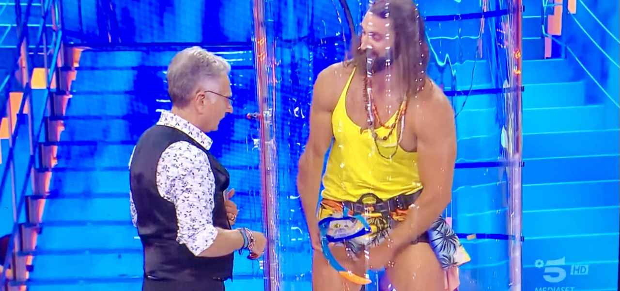 Ciao Darwin 2023: Bonolis "censura" parti intime di un concorrente/ "Copra il bi*olo! Sta ...