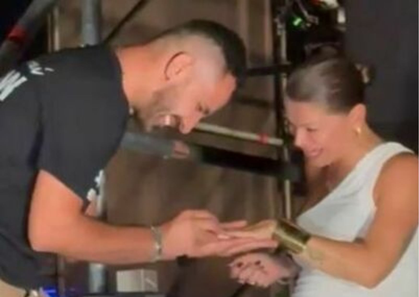 Alessandra Amoroso, proposta di matrimonio del fidanzato Valerio Pastore dopo il concerto/ La ...