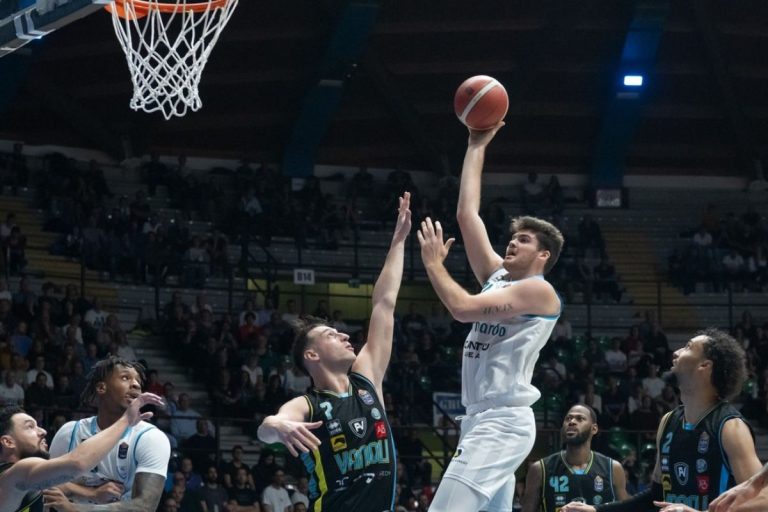 Diretta Sassari Cantù/ Streaming video tv: la Dinamo sempre più a fondo! (basket A1, oggi 6 ...